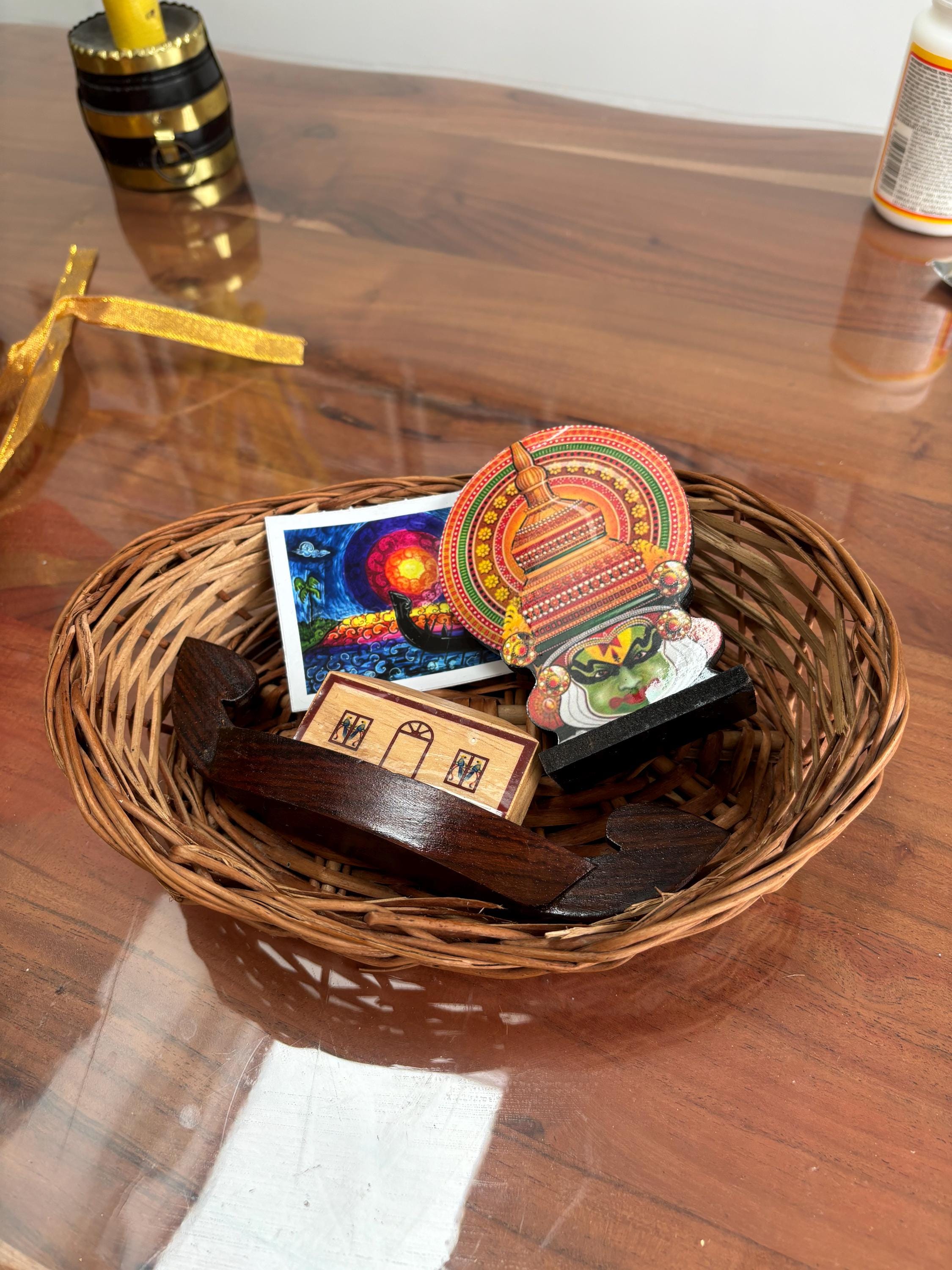 Authentic Kerala Onam Hamper - Kathakali Face, Boat Wood Cut, Banana ...