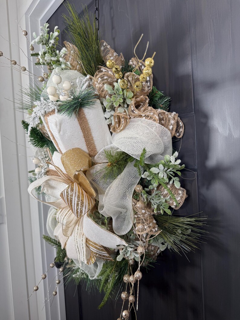 Elegant Christmas Gift Box Wreath, Winter Door Decor With Ribbon and ...