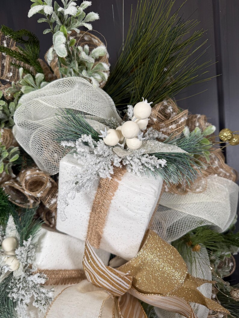 Elegant Christmas Gift Box Wreath, Winter Door Decor With Ribbon and ...