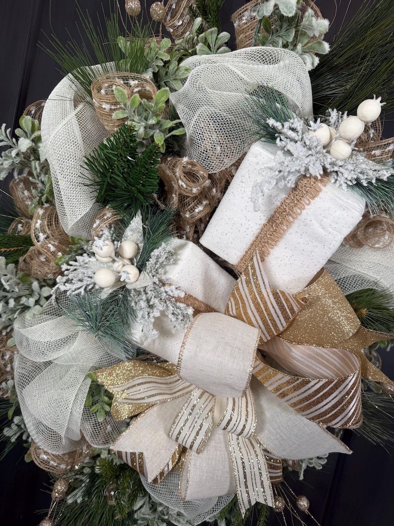 Elegant Christmas Gift Box Wreath, Winter Door Decor With Ribbon and ...