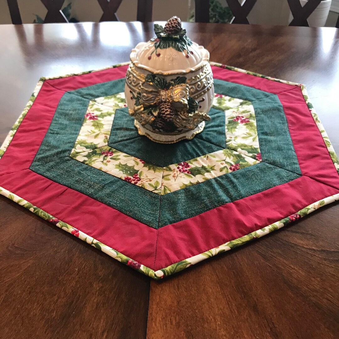 Christmas Holly & Leaves Table Topper - Etsy
