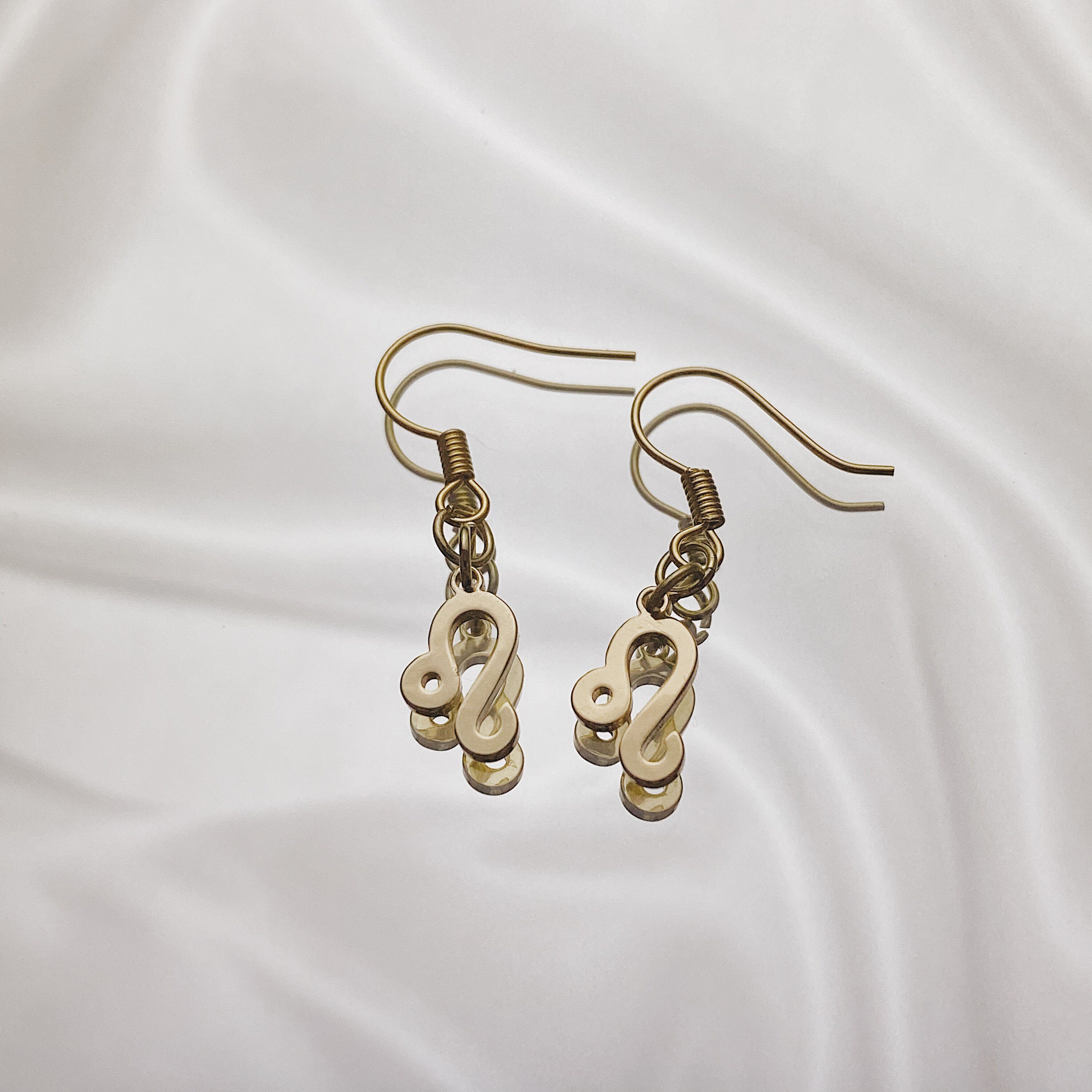 Pendientes de signo astrológico de oro - Etsy España