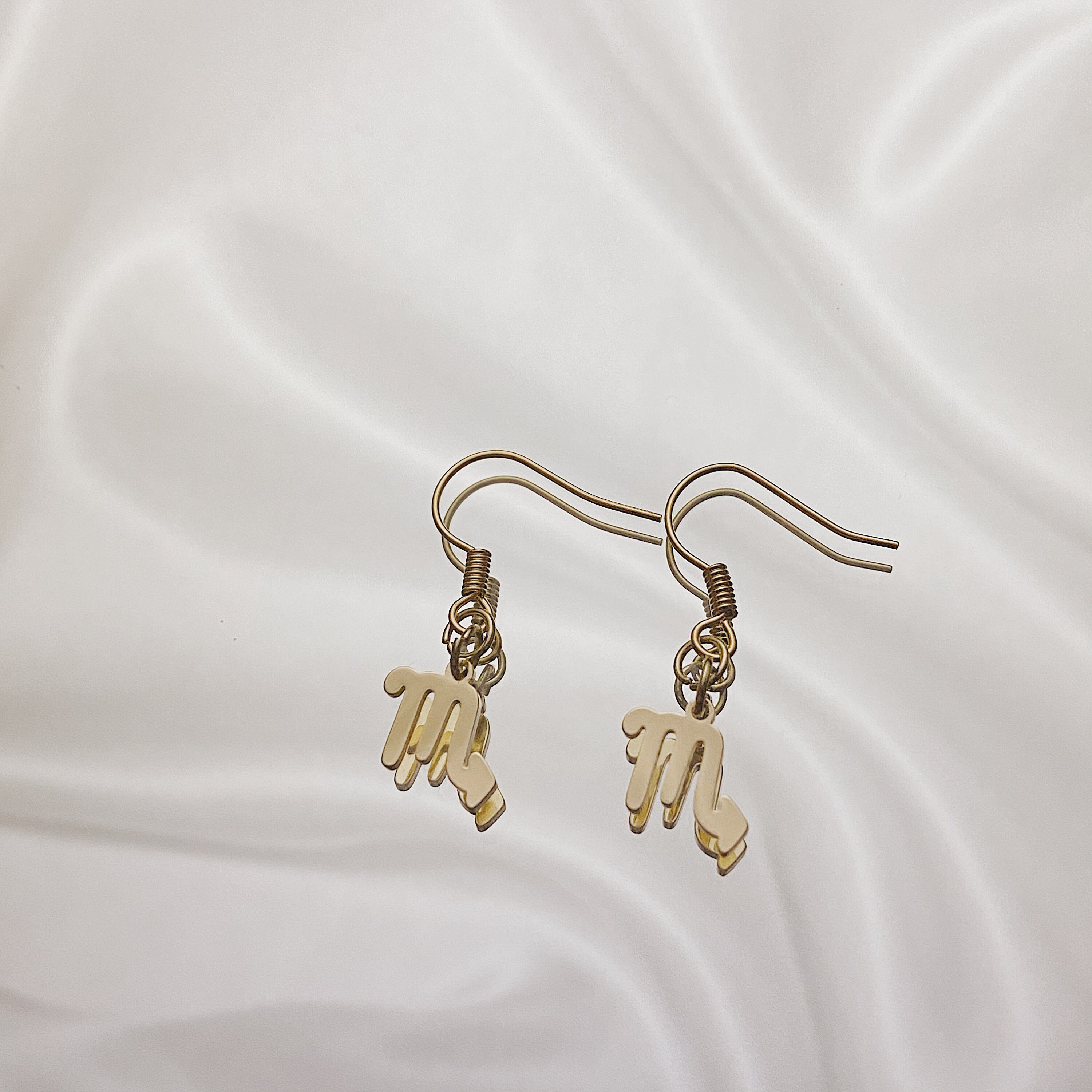 Pendientes de signo astrológico de oro - Etsy España