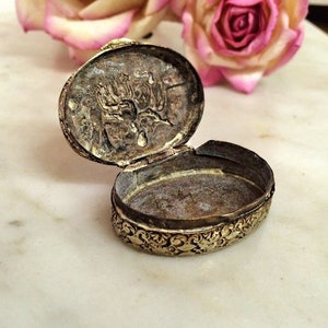 Antique METAL SNUFF BOX, Oval Small Hinged Box, Colonial People Country ...
