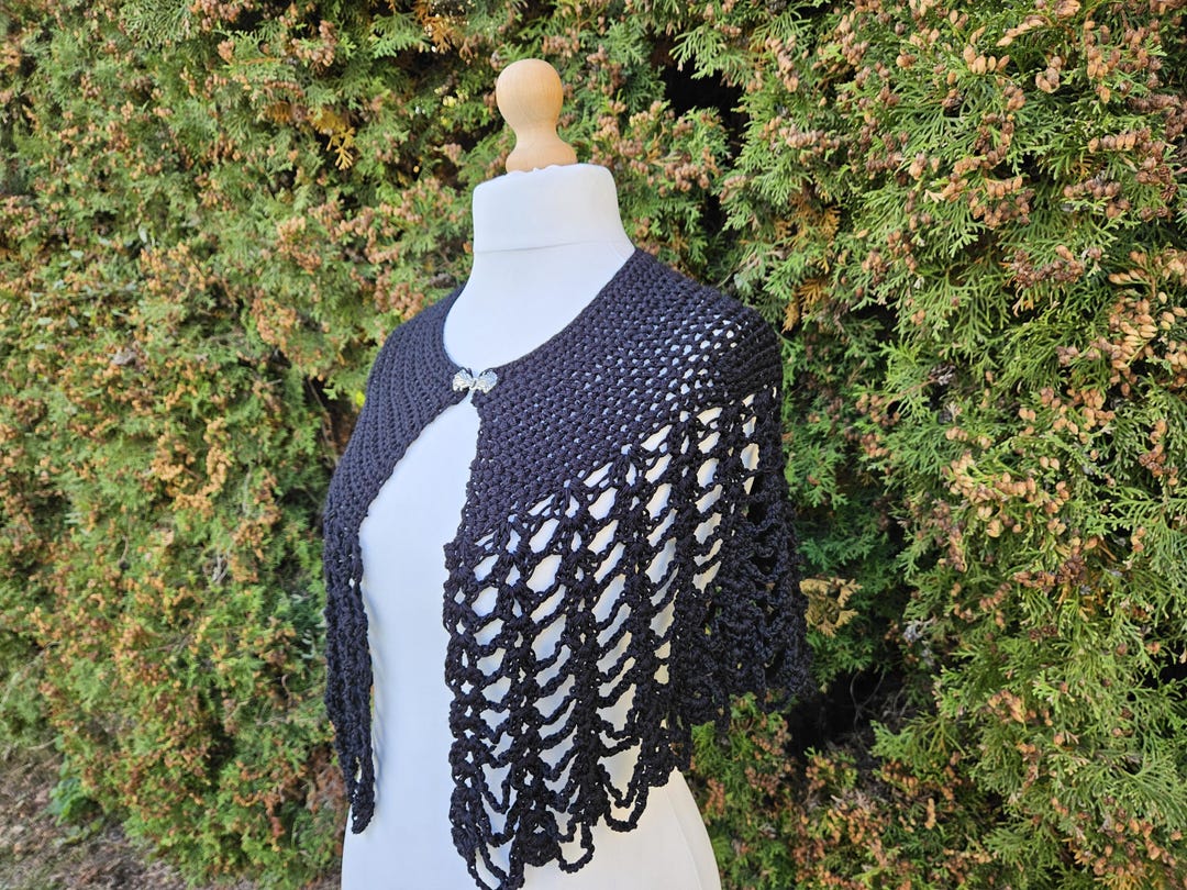 CROCHET PATTERN to Make Gothic Vampire Cape, Spiderweb Capelet for ...
