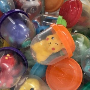 Pokemon 1" Capsule Vending Machine Plus Figurines and Display Gotta ...