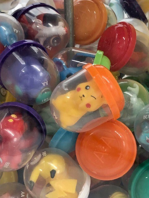 Pokemon 1" Capsule Vending Machine Plus Figurines and Display Gotta ...