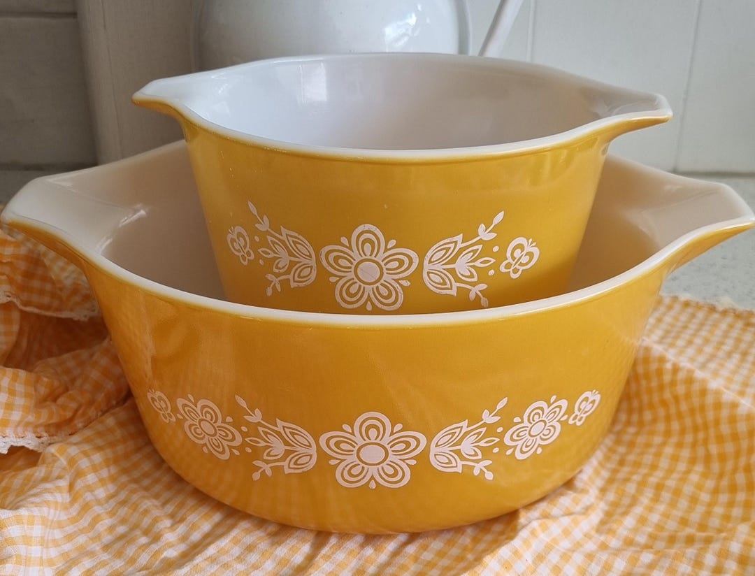 Set of Two Vintage Pyrex Dishes in Gold With a Daisy Pattern - Etsy