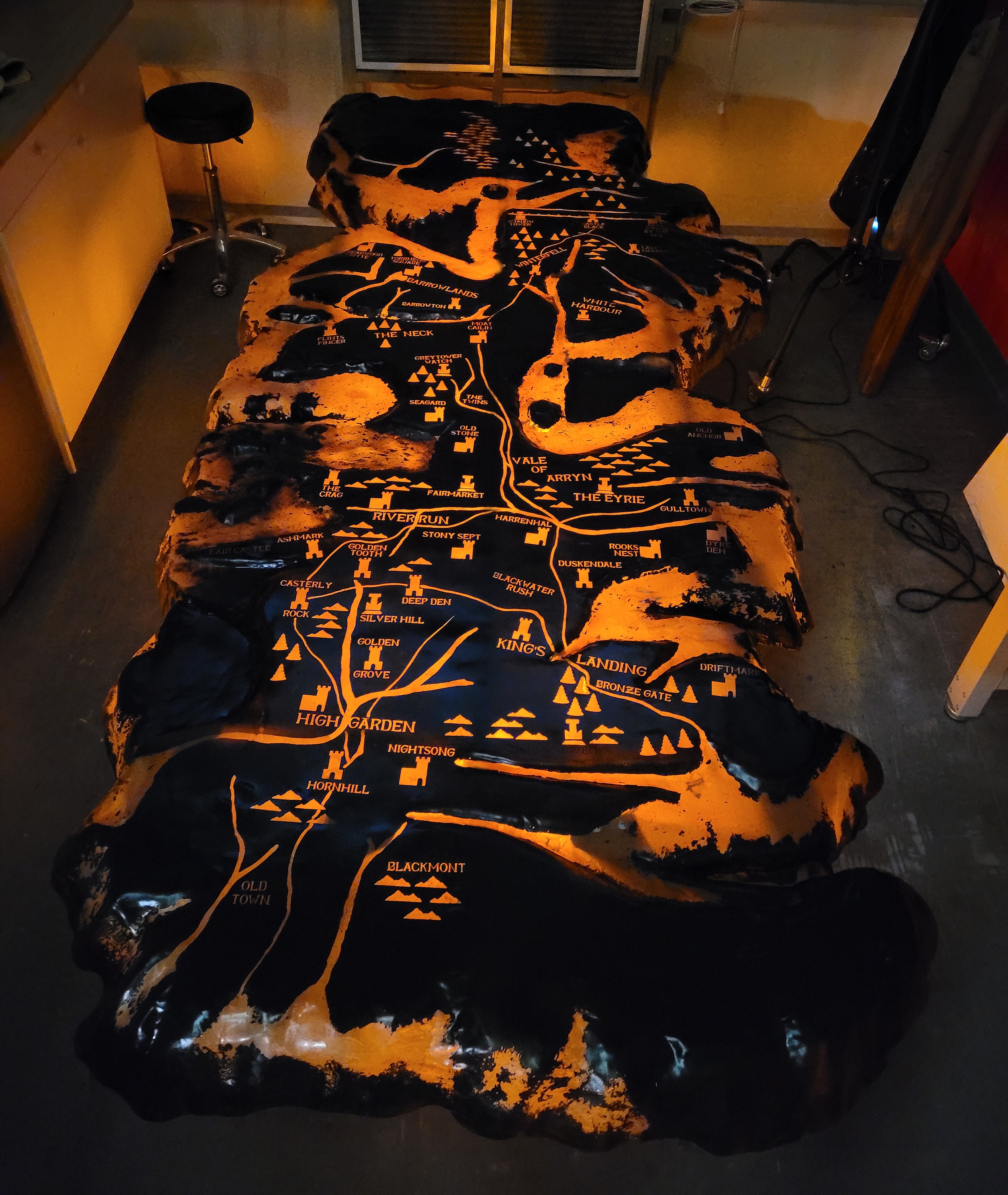 Game of Thrones Dragonstone War Table Replica – Glowing With Fire ...