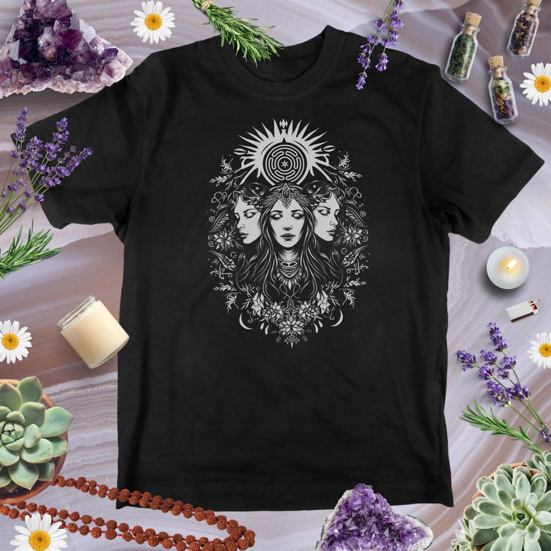 Hecate Greek Mythology Black Witchcore T-shirt, Ancient Greece Moon ...