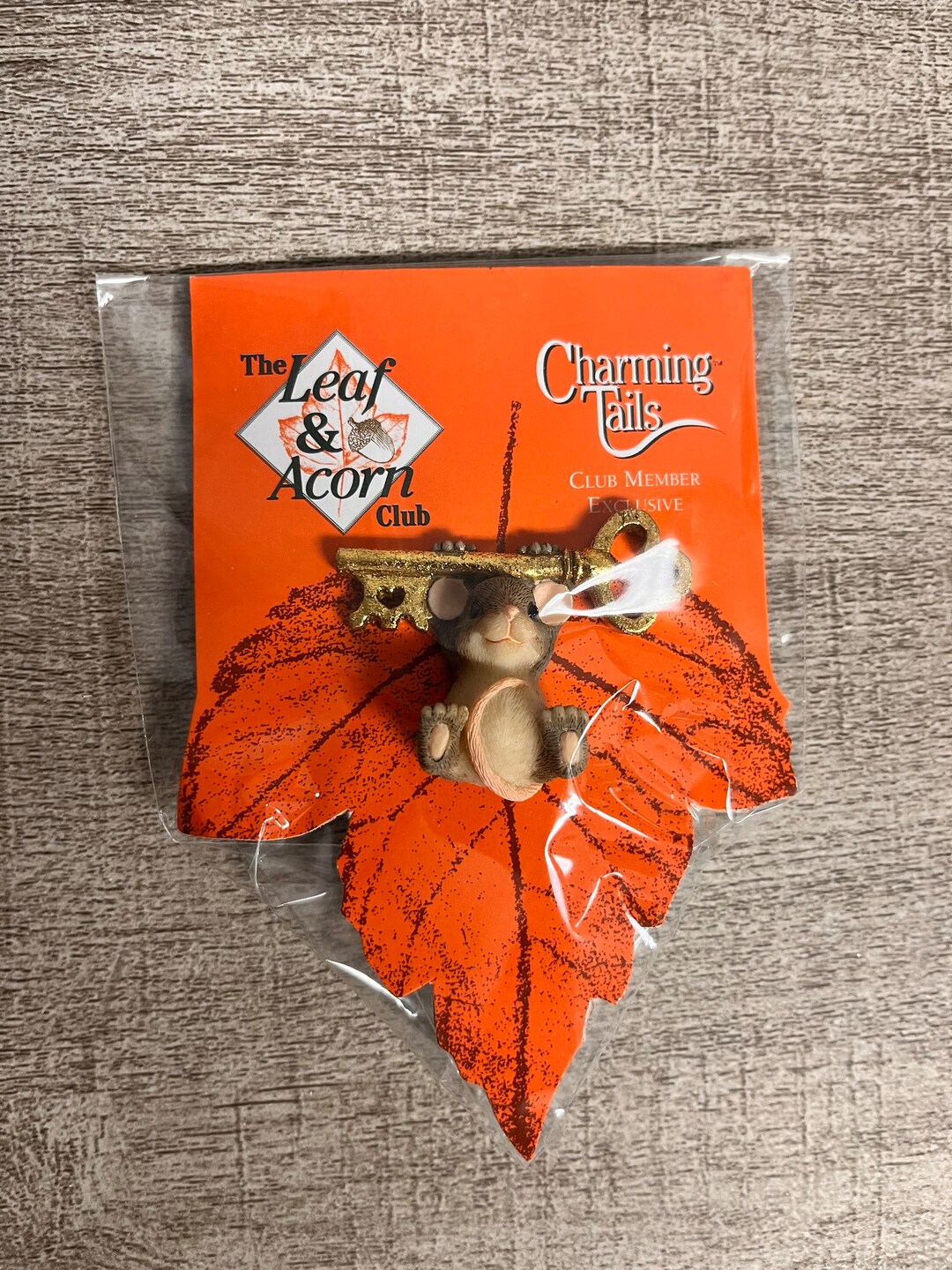 Charming Tails by Fitz and Floyd Leaf and Acorn Club Lapel Pin ...