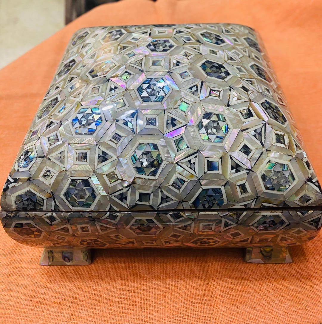 A UNIQUE JEWELERY BOX Inlayed With Australian Golden Shells and Blue ...