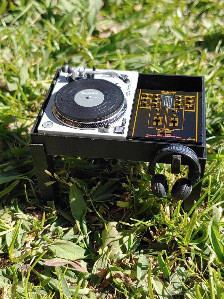 dj stand only. miniatures not included SCRATCHER STYLE black or red ...