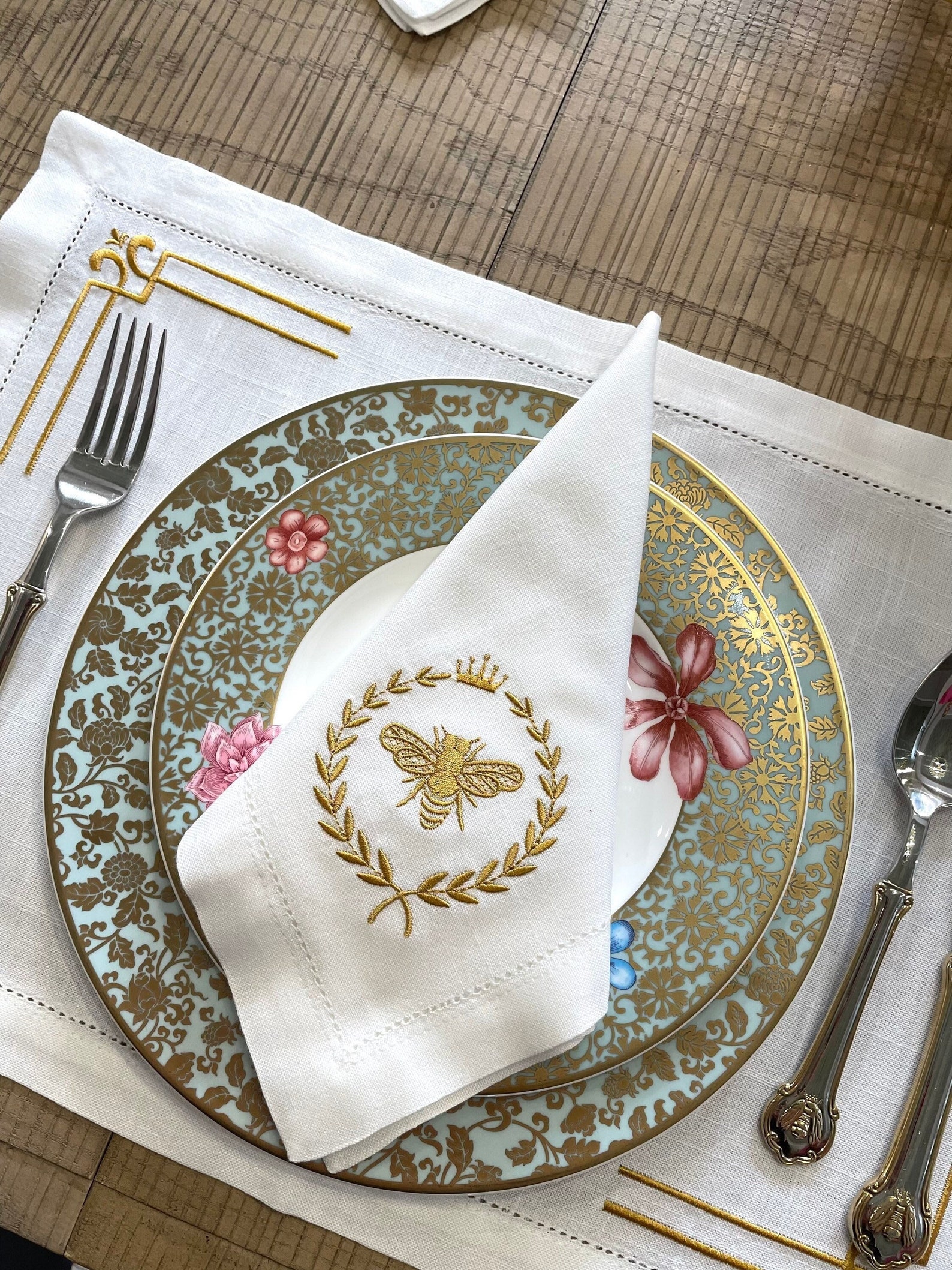 Embroidered Queen Bee Linen Napkins | French Country Decor, Set of 4 - Etsy
