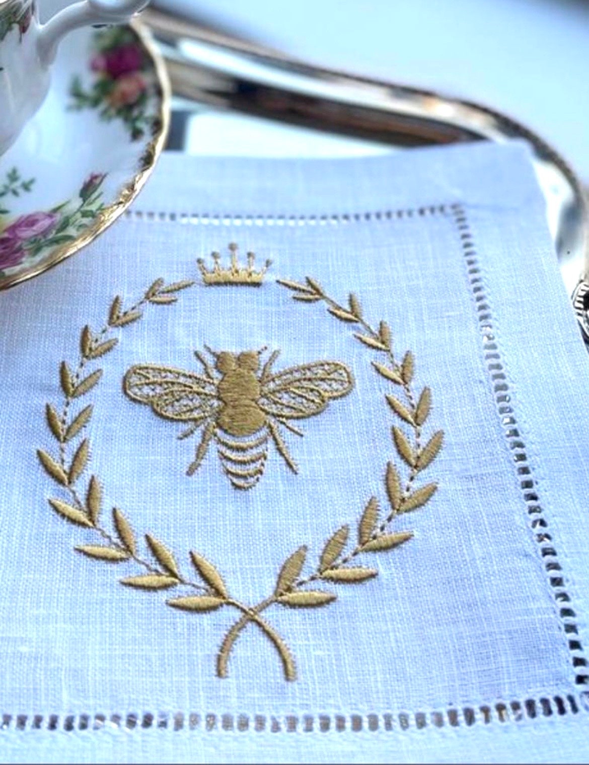 Embroidered Queen Bee Linen Napkins | French Country Decor, Set of 4 - Etsy