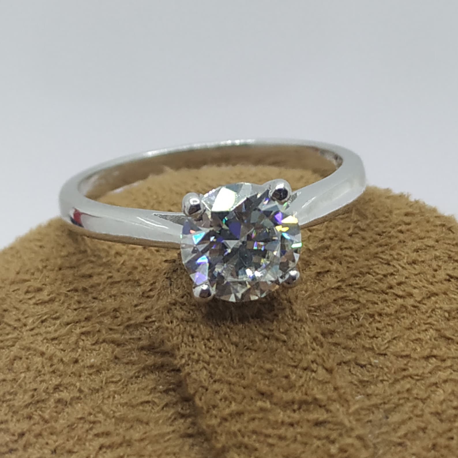 Anillo de compromiso solitario de 4 puntas con moissanita certificada ...