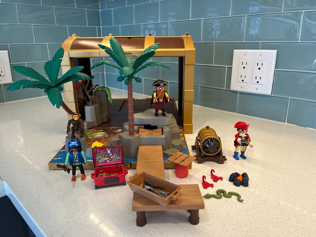 Playmobil 5737 - Island Take Along Treasure Chest Pirate Play Set ...