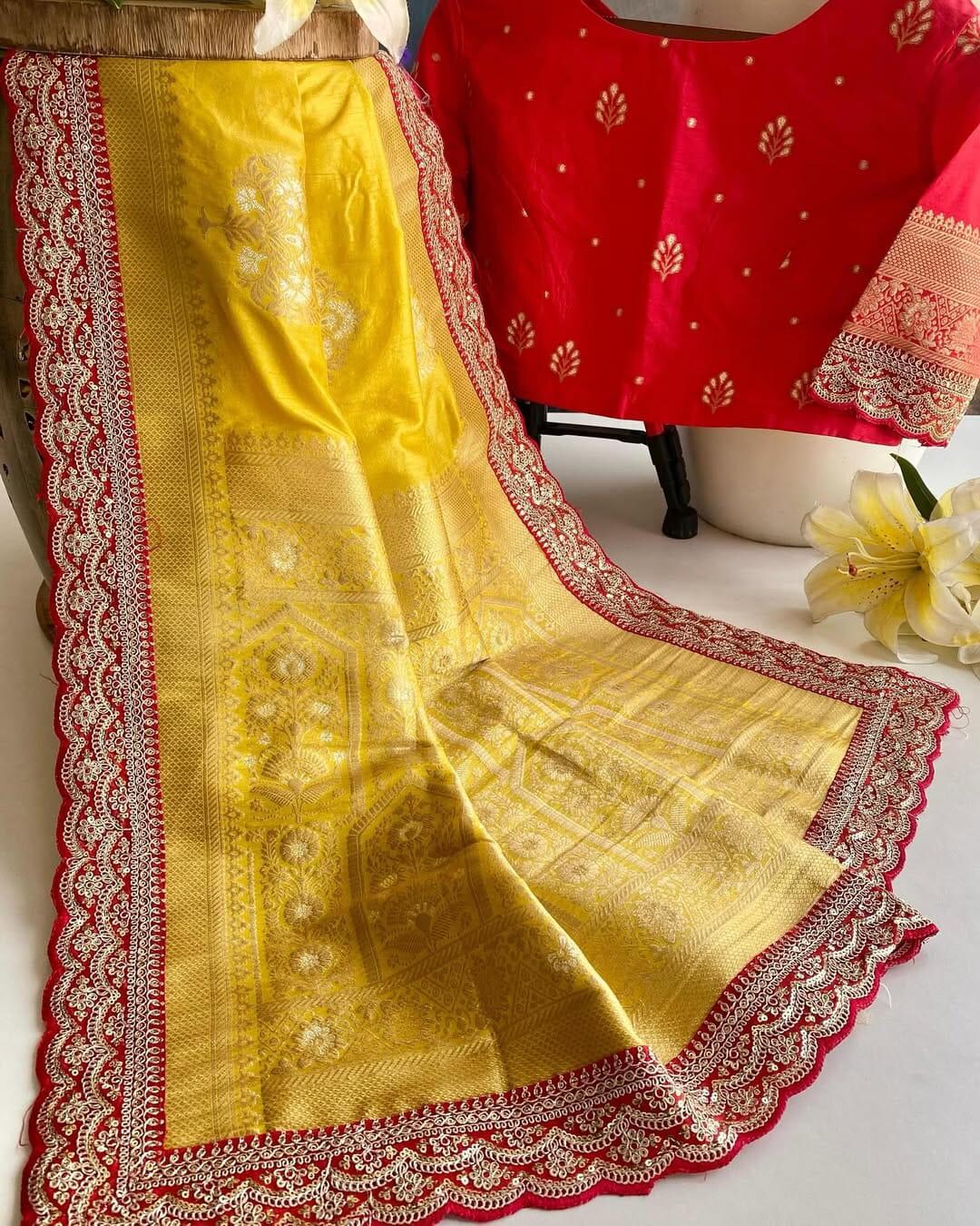 Banarsi Saree Elegant Weaving Flower Design on All Over Scalloped ...