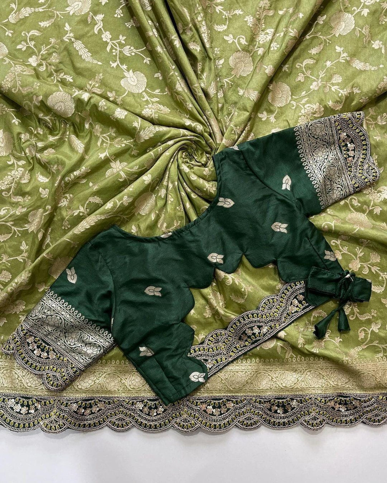 Royal Banaras Saree Elegant Weaving Flower Design on All Over Scalloped ...