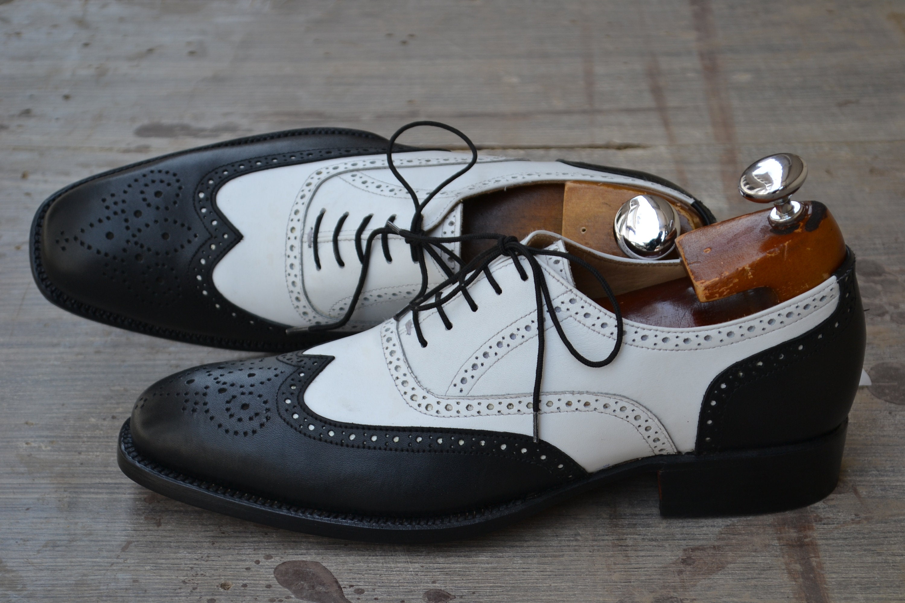 Men's Handmade Black & White Leather Wing Tip Brogues Lace up Oxfords ...