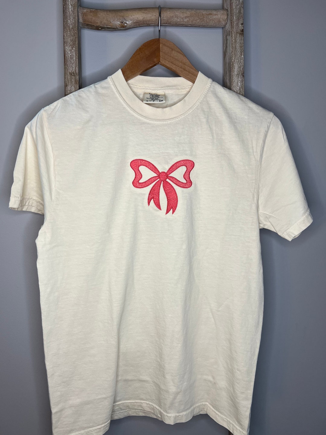 Pink Bow Embroidered Tee / Bow Embroidery / Pink Bow Shirt / Bow Tee - Etsy