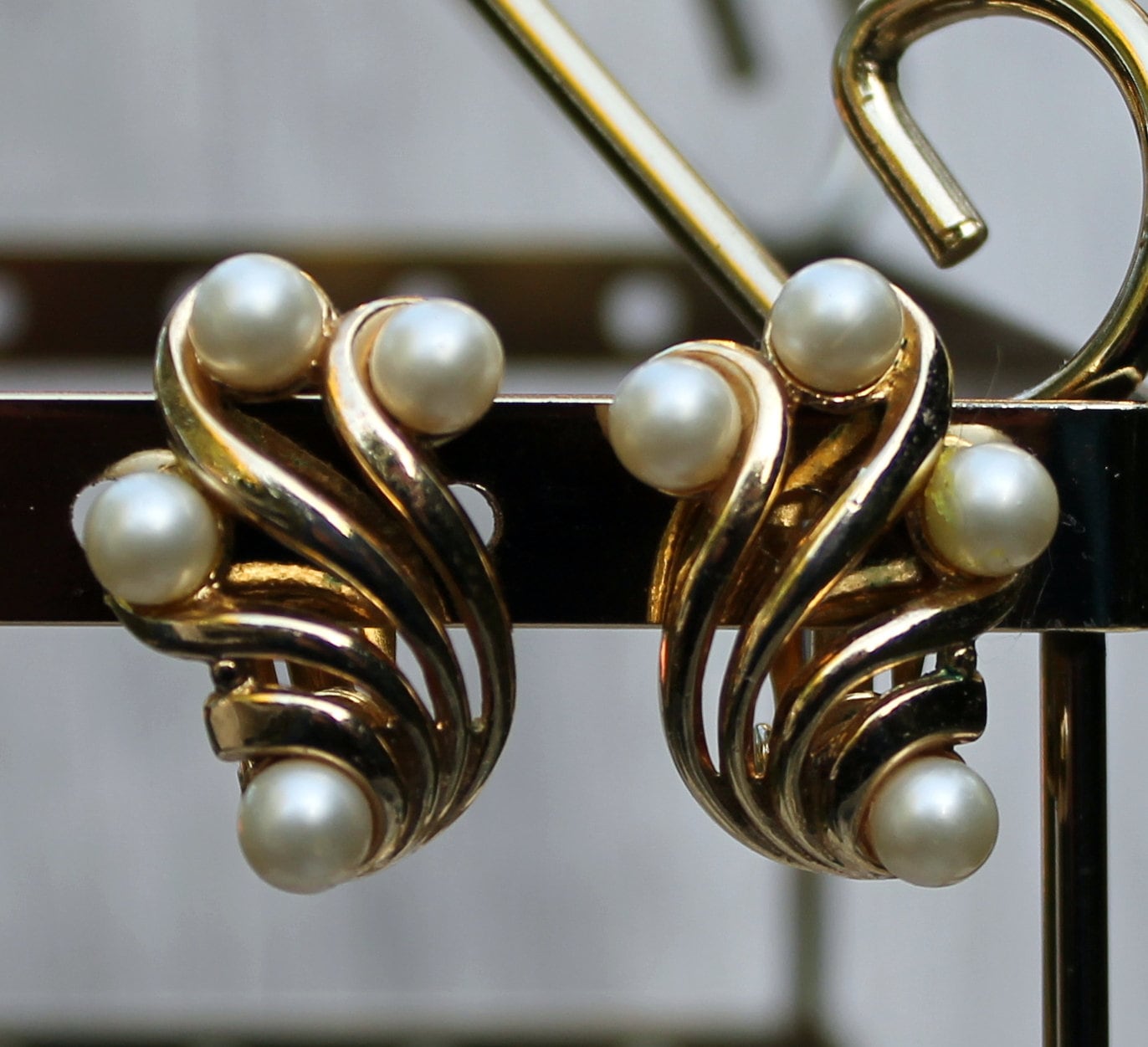 Vintage Crown Trifari Pearl Clip on Earrings Gold Tone Mob Wife Jewelry ...