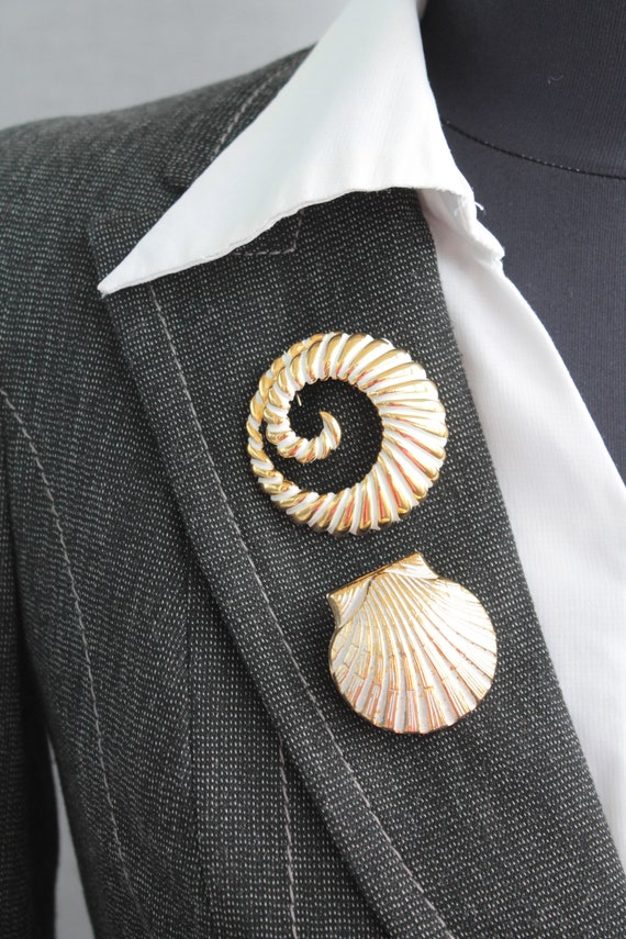 Vintage sea shell brooch gold tone Nautical pin Gifts… - Gem