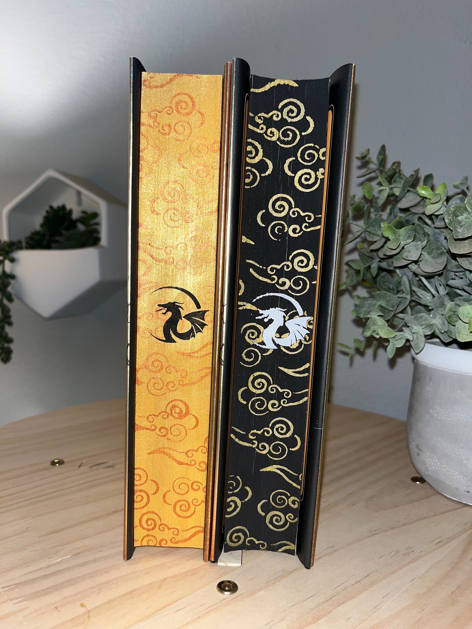 Fourth Wing Sprayed and Stenciled Edges - Etsy