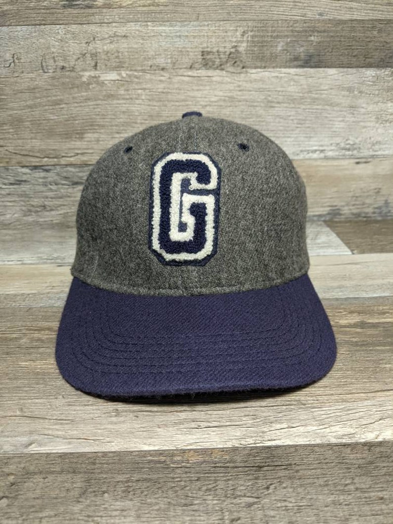 What type of jacket does Max Dennison wear in 'Hocus Pocus'? : r ...