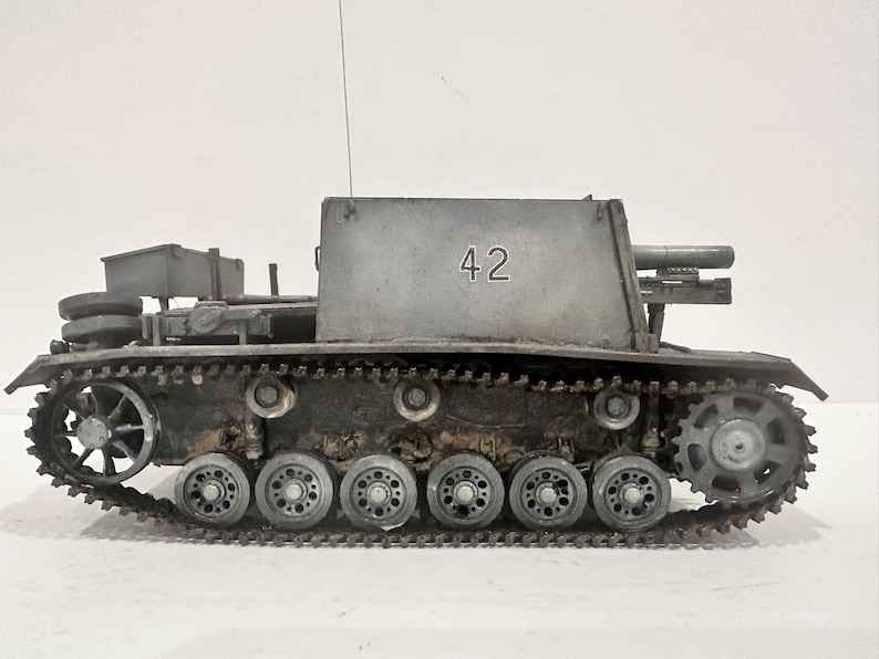 Panzer Tank German 1/35 Scale Model Sturminfanteriegeschütz 33B With 15 ...