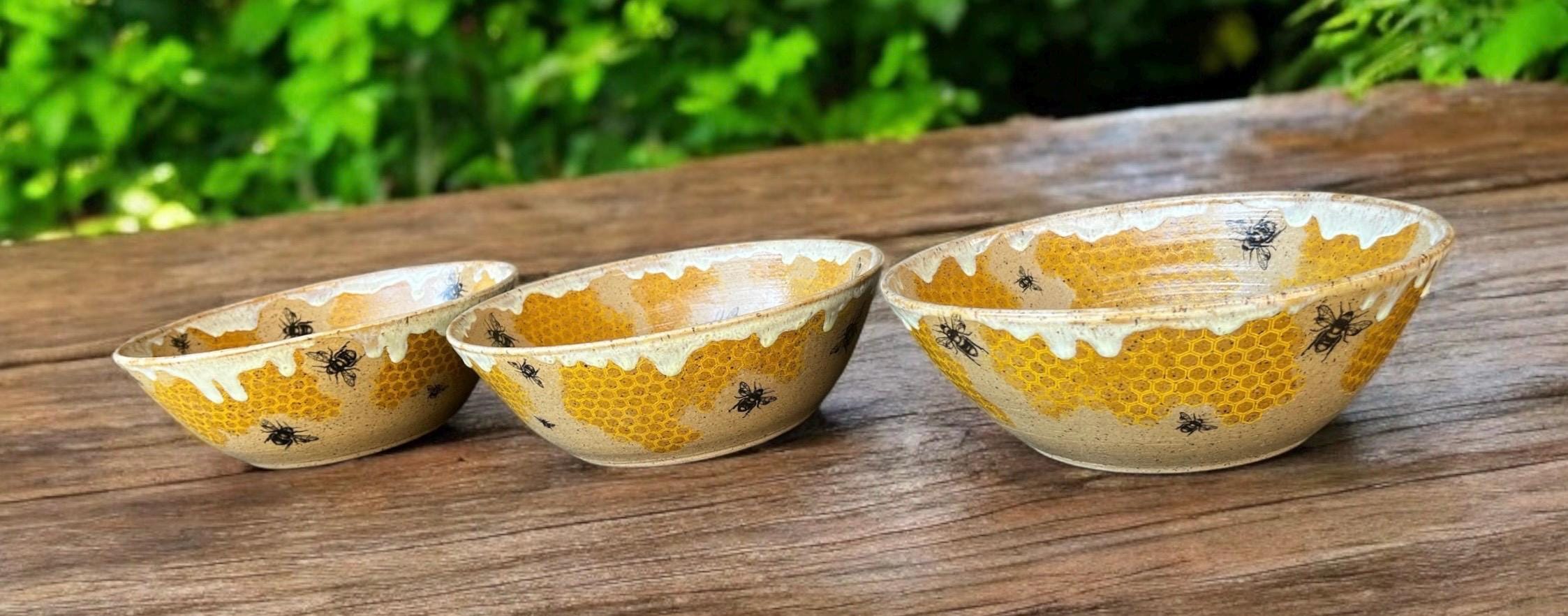 Large Drippy Bee Serving Bowl ~ 11 Cups - Etsy