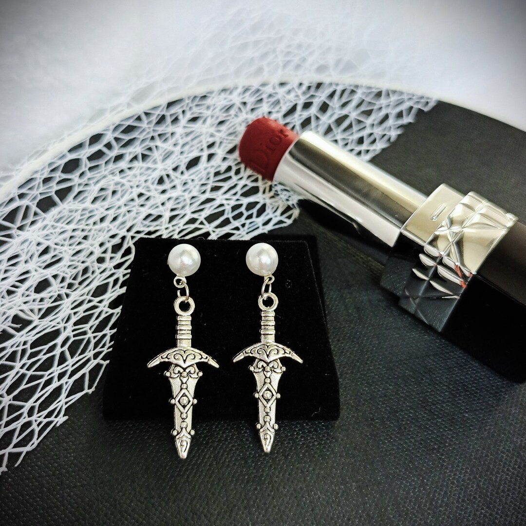 Boucles d'oreilles épée perle - poignard Loki. Gothic Witchy, Dark ...