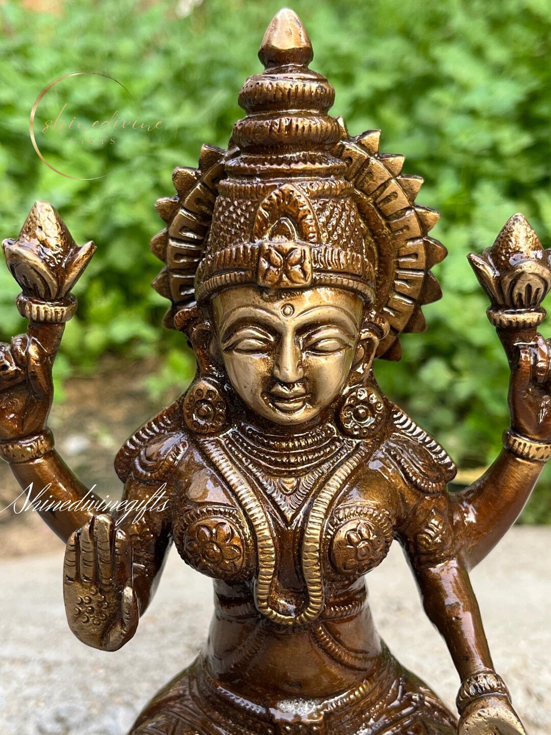 Handmade Brass Lakshmi Statue: Hindu Goddess Idol, Puja Room Decor (8.5 ...