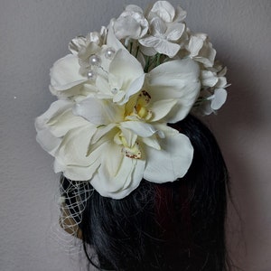 Retro Looking Bridal Mini Hat With Flowers and Veil, Vintage Style Mini ...