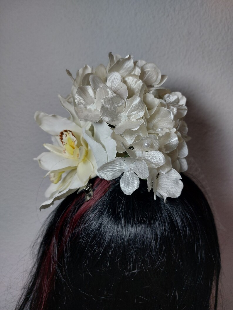 Retro Looking Bridal Mini Hat With Flowers and Veil, Vintage Style Mini ...