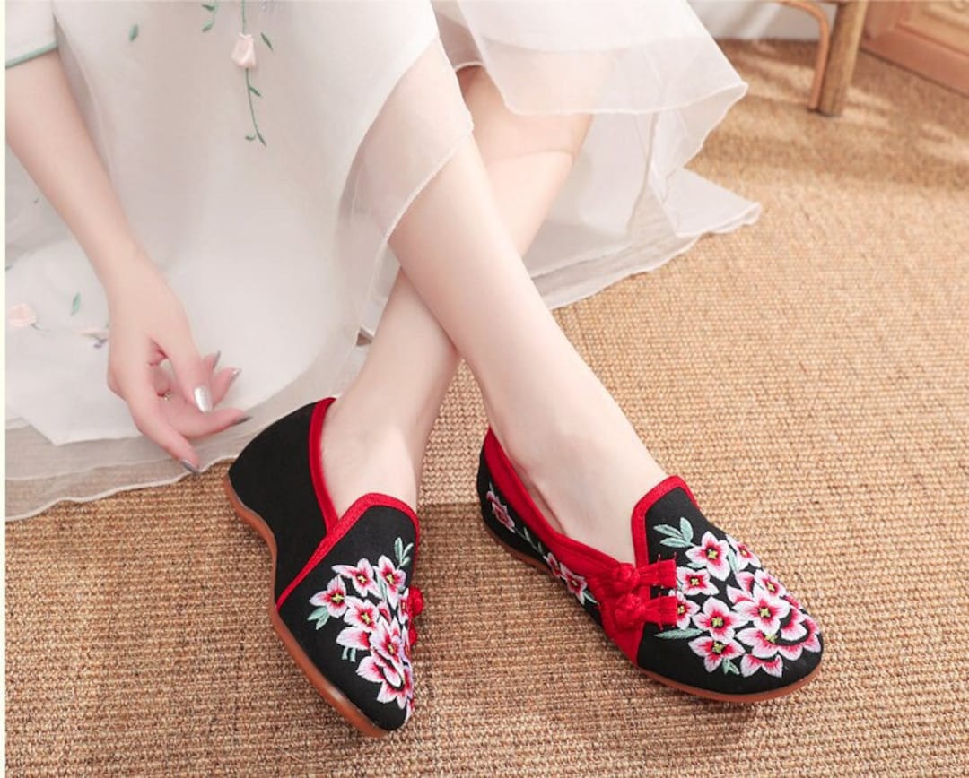 Traditional Chinese Sandals. Handmade Embroidered Shoes. Cheongsam ...