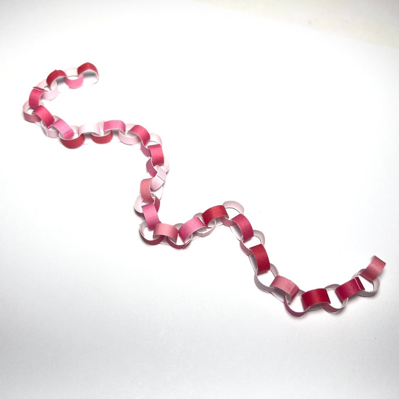 DIY Miniature Pink and Red Paper Chain for Valentine’s Day Dollhouse ...