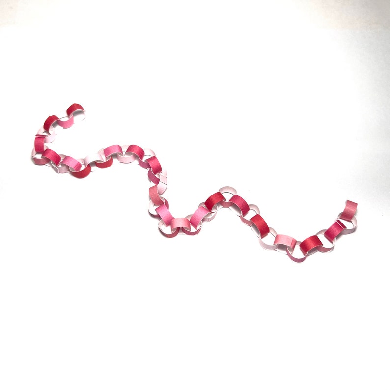 DIY Miniature Pink and Red Paper Chain for Valentine’s Day Dollhouse ...