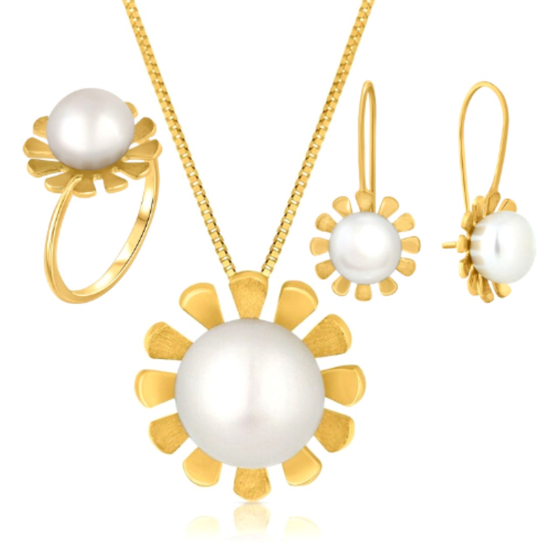 A Trio Freshwater Cultured White Pearl Set, Pearl Sun Shine Set, 14kt ...