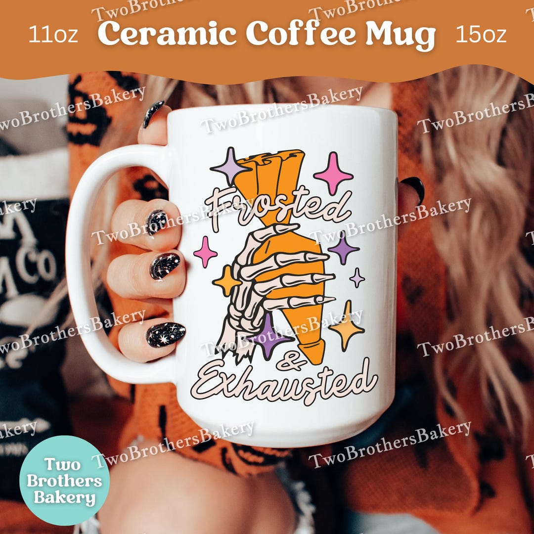 Taza de Halloween Frosted & Exhausted Baker, mano de esqueleto ...