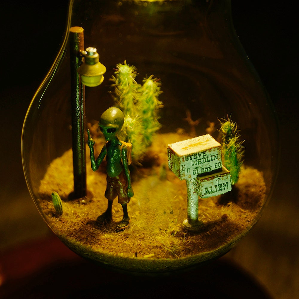UFO Diorama, Character From the Movie PAUL, the Secret Materials. Black ...