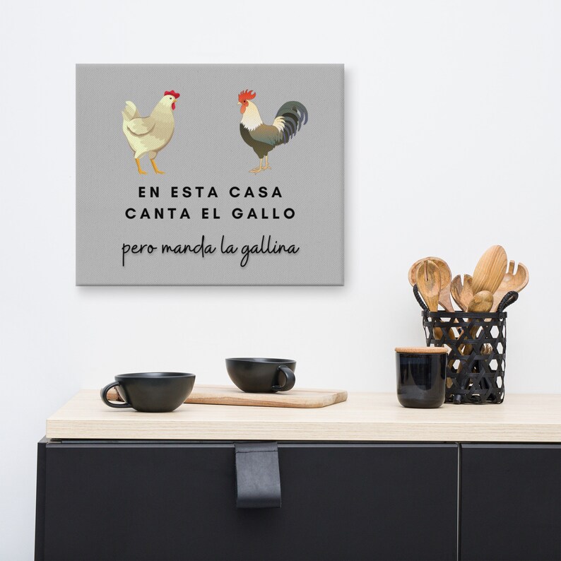 En Esta Casa Canta El Gallo Pero Manda La Gallina - Funny Gift for Mom ...