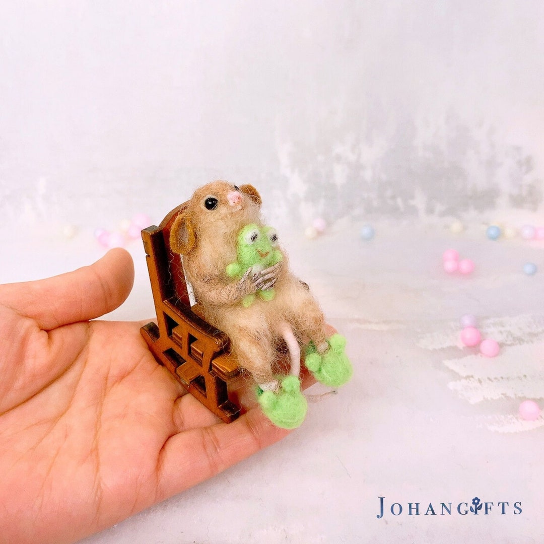 Frog Love Mouse Wool Sculpture Miniature Rocking Chair Mouse Figurine ...