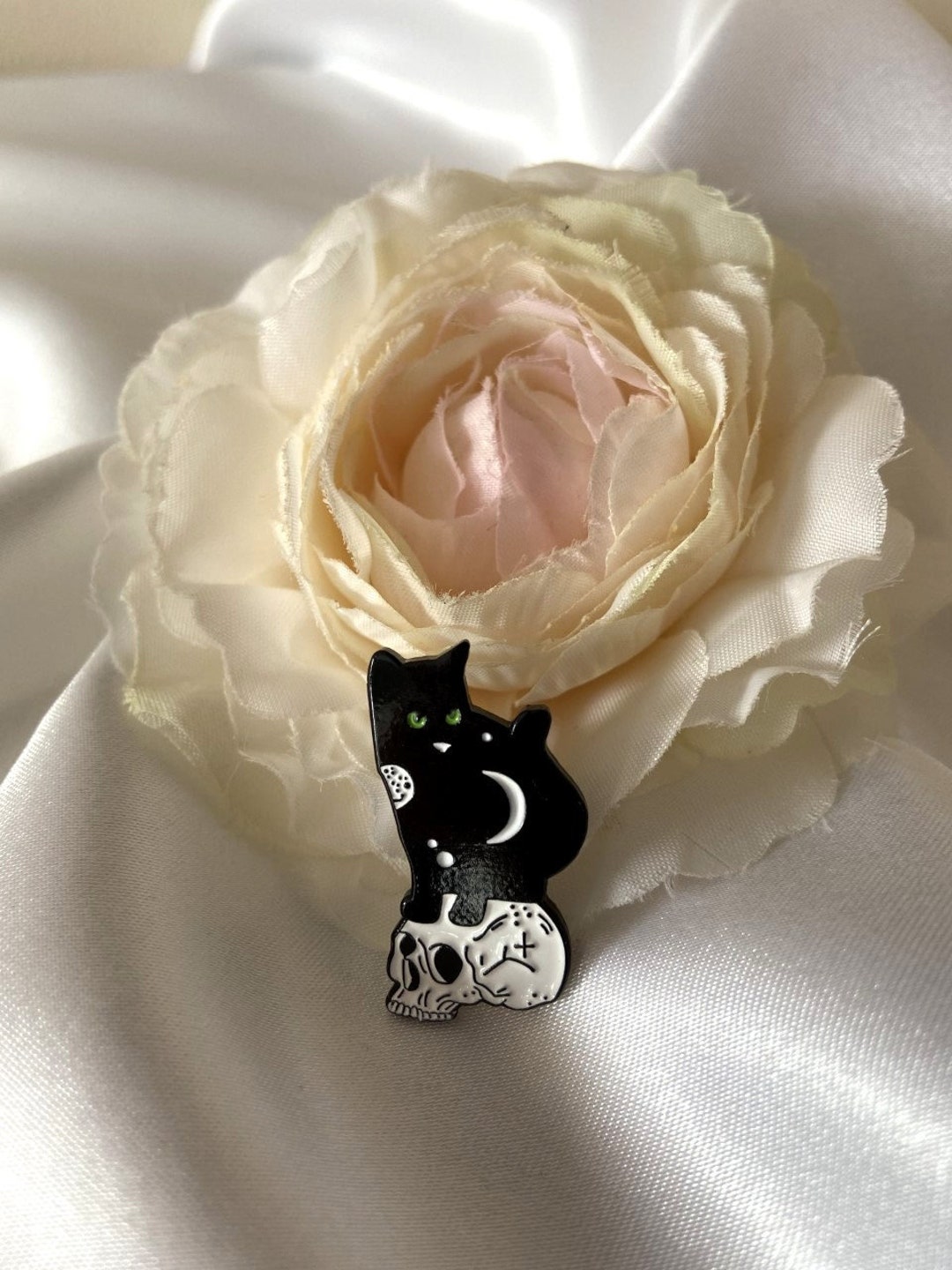 Spooky Cat & Skull Enamel Pin - Etsy