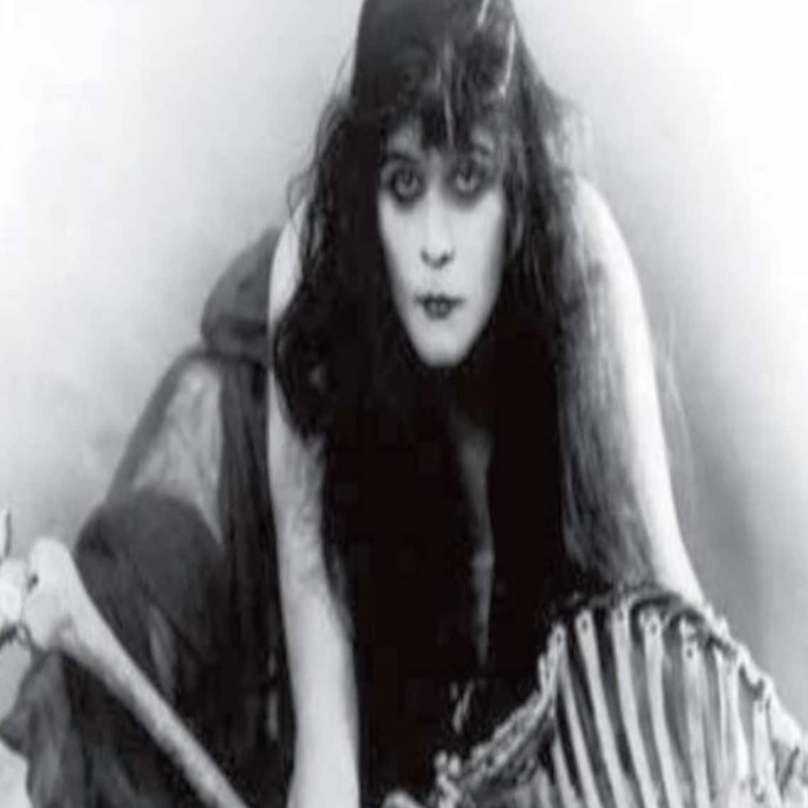 Theda Bara, 1914, the Vamp, Silent Film Actress, Vamp Girl With ...
