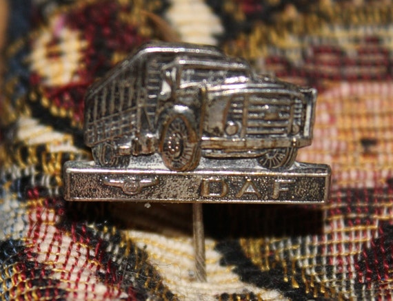 Vintage DAF truck pin - Dutch freighter lorry memorab… - Gem