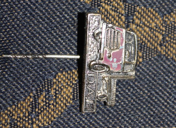 Vintage DAF truck pin - Dutch freighter lorry memorab… - Gem