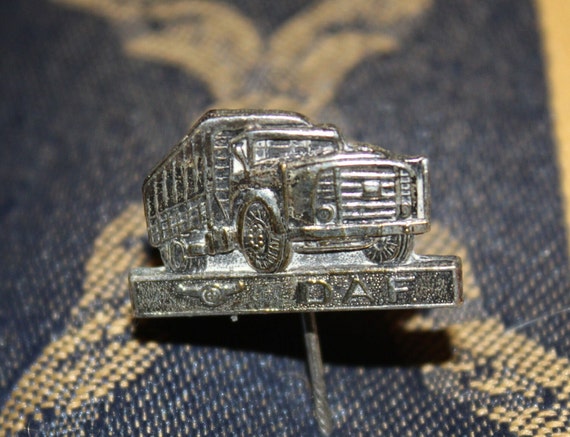 Vintage DAF truck pin - Dutch freighter lorry memorab… - Gem