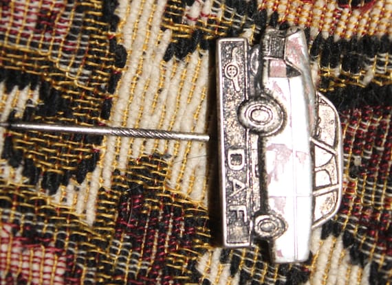 Vintage DAF truck pin - Dutch freighter lorry memorab… - Gem