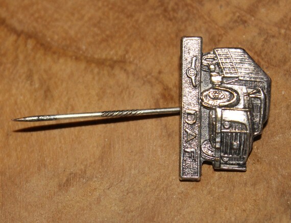Vintage DAF truck pin - Dutch freighter lorry memorab… - Gem